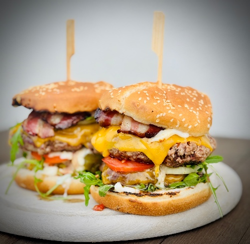 Bohatý bryndzový burger zo sucho zretého mäsa | HouseGarden.sk